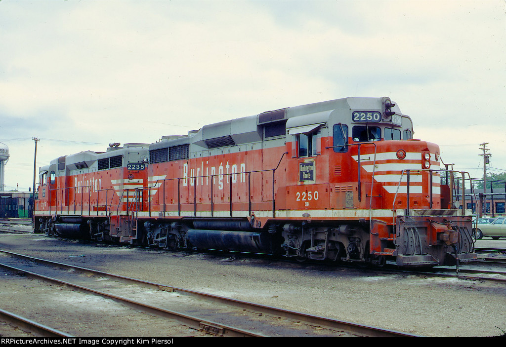 BN 2250 2235 GP30s in CB&Q Paint
